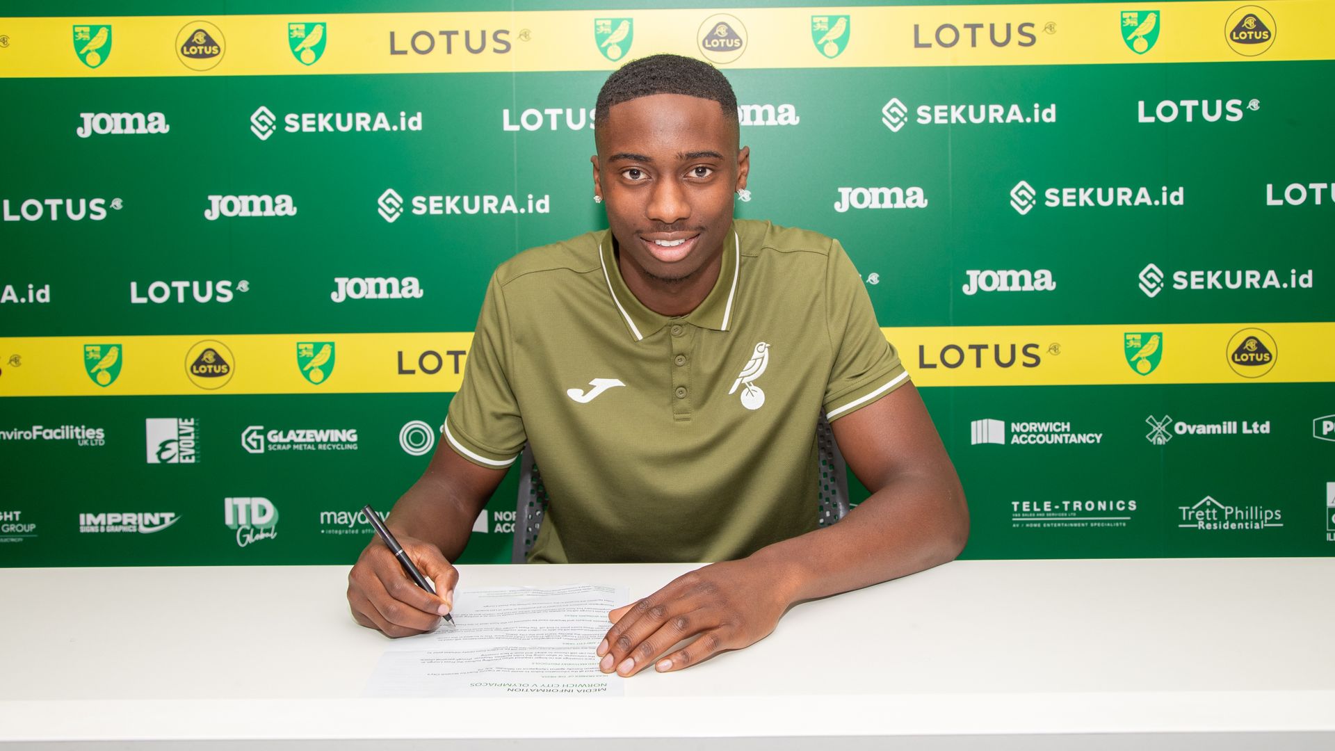 Norwich City sign defender Emmanuel Adegboyega